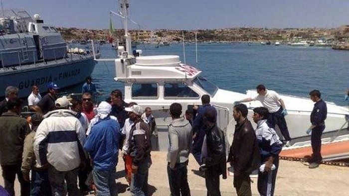 Immigrati/ Maroni: Nel 2009 calo sbarchi del 74%, 90% da maggio - apcom