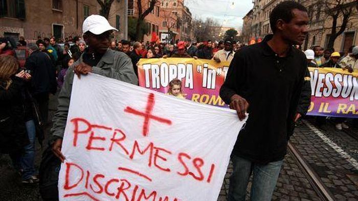 Immigrati/ Brescia, padre di senegalese su gru: Sbagli, scendete - apcom