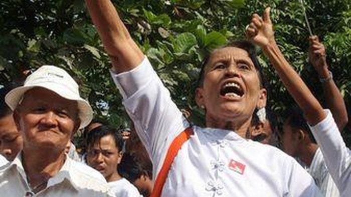 Birmania/ Lunga vita Suu Kyi, gridano davanti alla sua casa - apcom