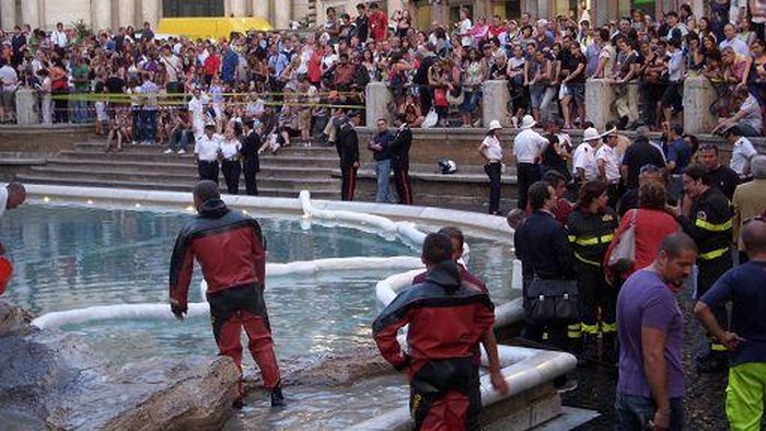 Roma, blitz alla fontana di Trevi: l'acqua diventa rossa - apcom