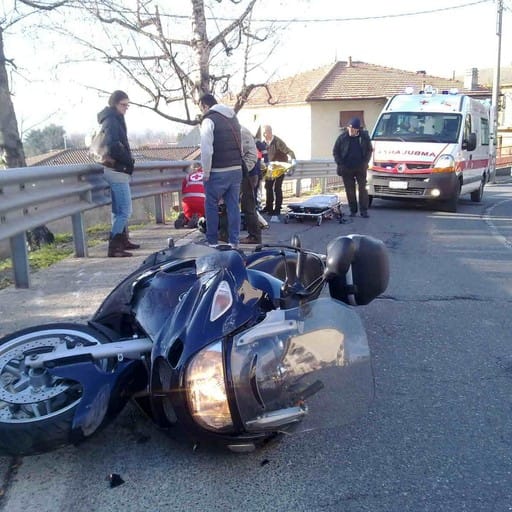 Senna, cade motociclista Urtato da un furgone - Homepage