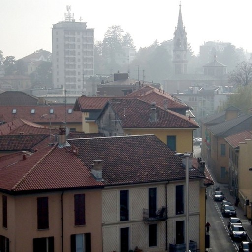 Cantù, corre nudo nella notte «Sbucato da un cespuglio» - Cronaca