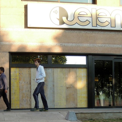 Erba, spaccata al Selene Auto ariete contro la vetrina - Cronaca