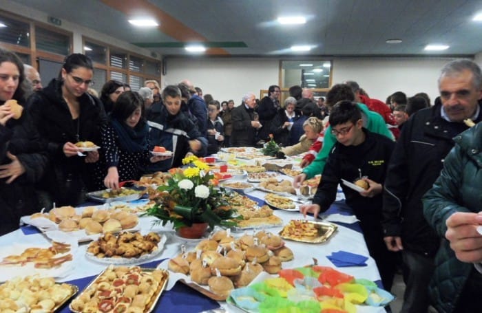 Nuovo parroco a Uggiate Il benvenuto sotto la pioggia - Cronaca
