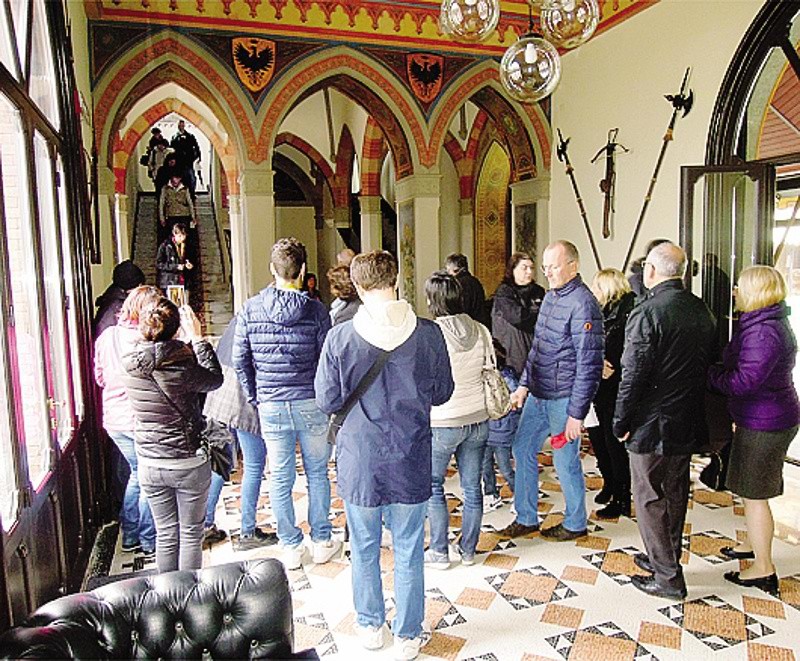 Folla al castello di Carimate Ma la cappella resta chiusa - Cronaca