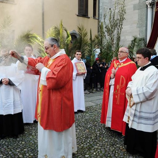 Como, la processione con Coletti per la Domenica delle Palme Il video e ...