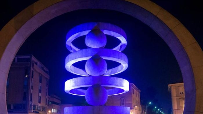 Como: la fontana di Camerlata torna illuminata - Cronaca