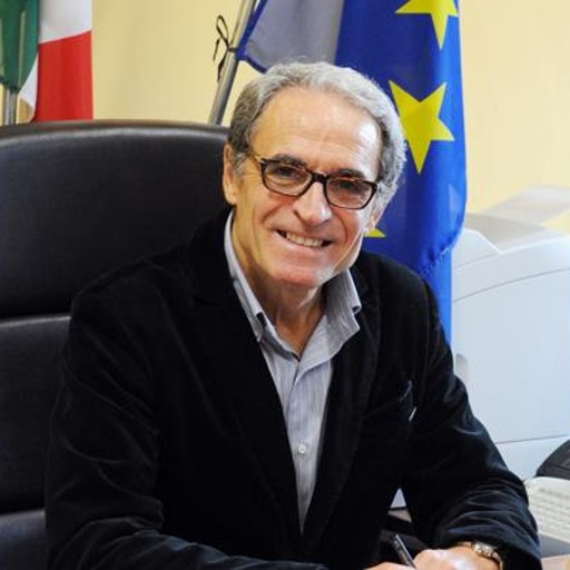 Il liceo Giovio saluta Caggiano Va in pensione un preside speciale ...