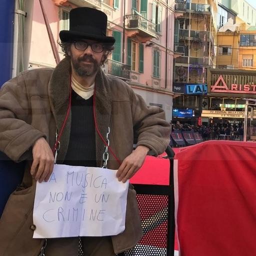 Incatenato a Sanremo: la protesta di Marco Fusi - Cronaca