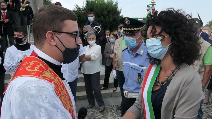 Cantù abbraccia don Simone La prima messa nel suo oratorio - Cronaca