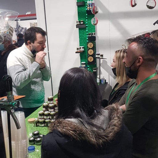 Miele alla canapa, testimonial a sorpresa Salvini: «Il gusto non è ...