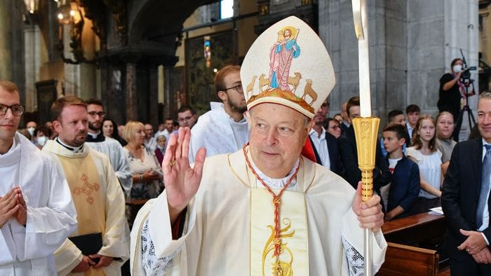 Cardinal Cantoni con i pellegrini celebra la messa a Lourdes