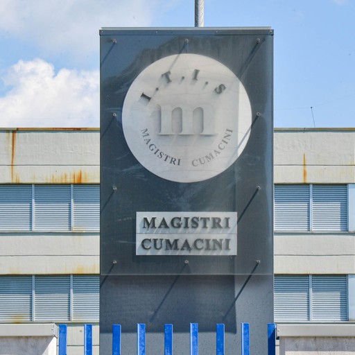 Devasta l’atrio della Magistri Cumacini e ruba materiale informatico ...