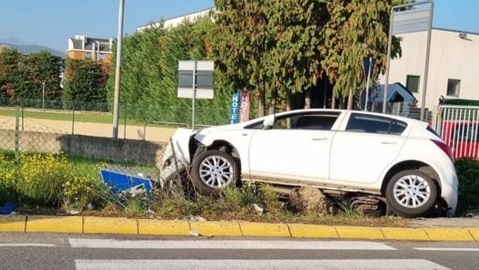 Scontro tra due auto nel pomeriggio, due donne ferite