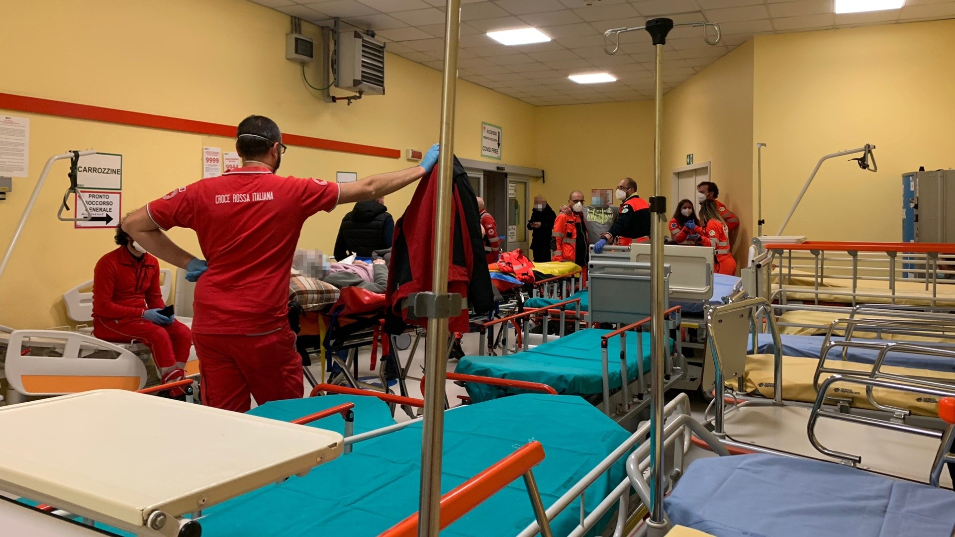 Il Pronto soccorso ancora sotto assedio. Ambulanze bloccate