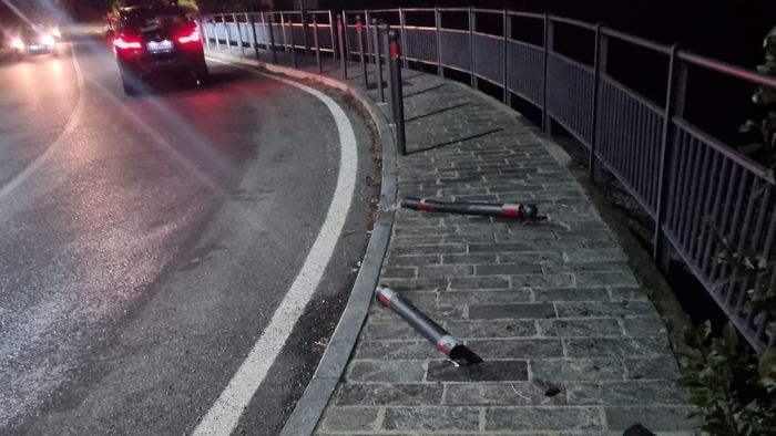 Perde il controllo dell’auto, esce di strada e abbatte i paletti del marciapiede. Fortuna non ...