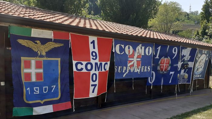 Festa della curva Como. Musica e striscioni