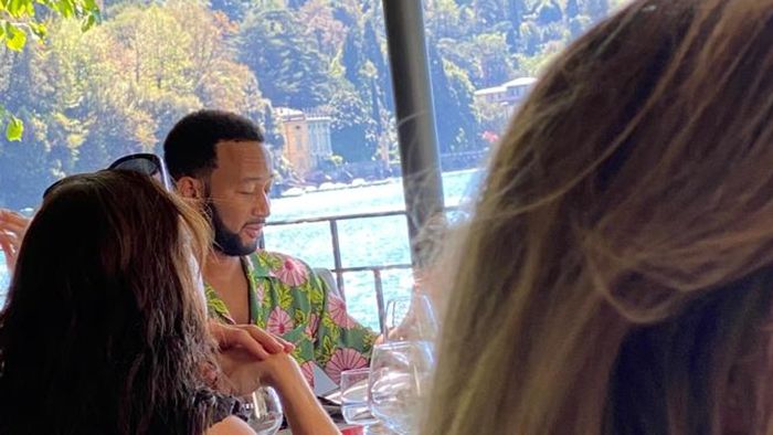 John Legend e famiglia a Torno: sul lago la popstar da 15 milioni di follower