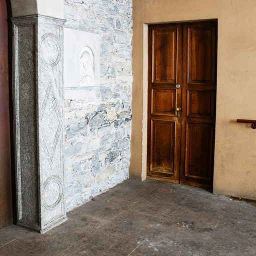 Via il giaciglio del senzatetto. E lui aizza il cane contro gli agenti