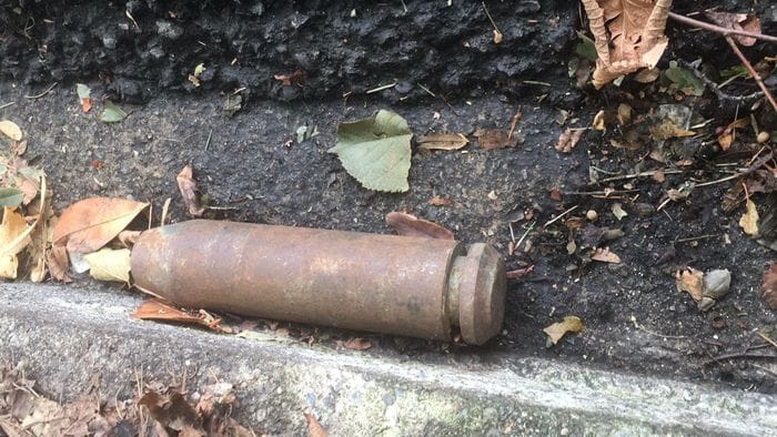 Proiettile di mortaio per strada: gli artificieri in via Oltrecolle