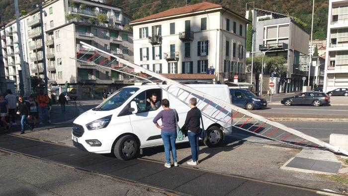 Si incastra sotto la sbarra del passaggio a livello: traffico bloccato