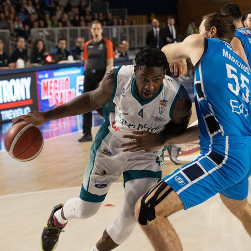 Sacchetti figlio condanna papà Meo. Che partita, Brian - Sport Basket ...