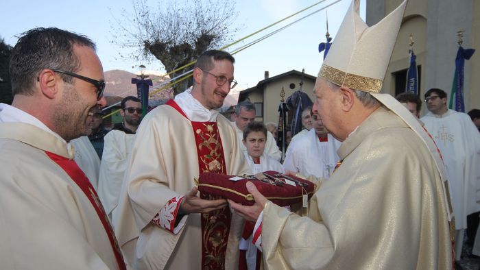 I nuovi sacerdoti con il vescovo: festa per Dongo e Valle Albano