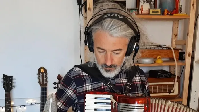 Alex De Simoni suona per il Tibet a Morbegno. I monaci sul palco ...