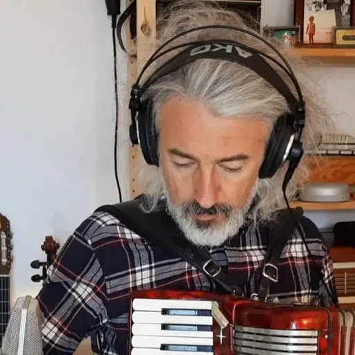 Alex De Simoni suona per il Tibet a Morbegno. I monaci sul palco ...