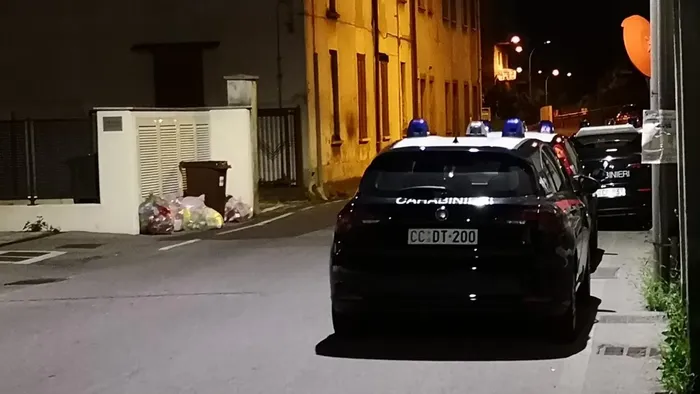 Aggredisce due persone con il coltello. In cella