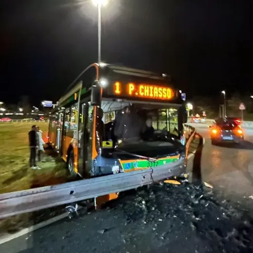 Bus fuori strada a Lazzago, quattro i feriti