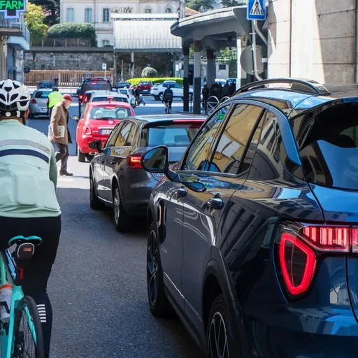 Lariana, anche oggi tutti in coda. E in caso di emergenza non passano ...