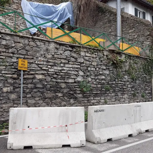 Il muro si sbriciola e ora c’è il senso unico: la Lariana fa sempre più ...