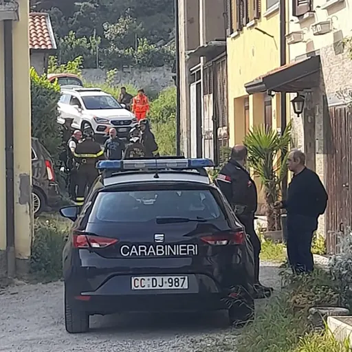 Inverigo: spara e ferisce l’ex compagna, si barrica in casa con le ...