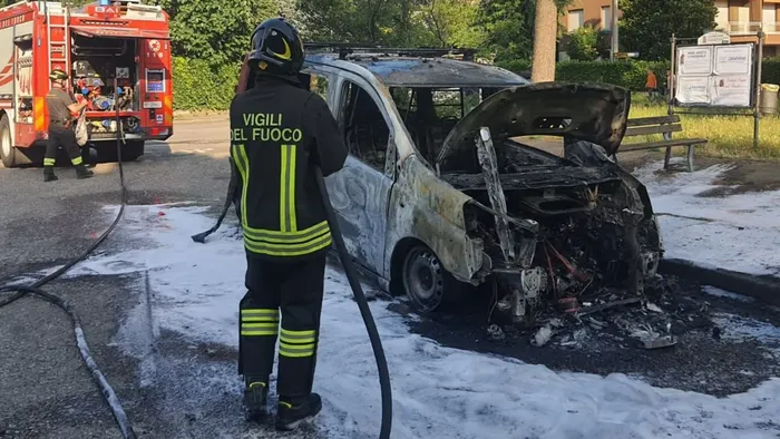 Auto parcheggiata prende fuoco a Cermenate: nessun ferito