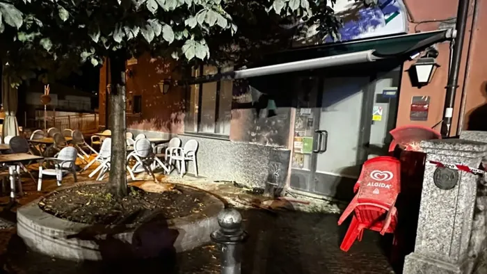 Fiamme dolose all’esterno del bar: evitato il peggio