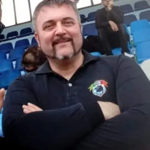 Colto da malore a 46 anni: «Padre di famiglia e super tifoso»