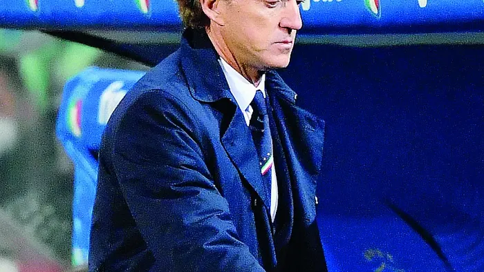 Il calcio rotola proprio come il paese - Editoriali, Roma