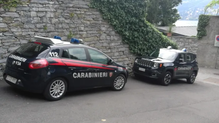 Aggredisce moglie e un passante con un coltello: arrestato