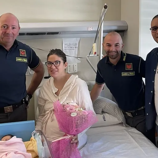 Nel traffico sul punto di partorire, “salvata” dalla gdf