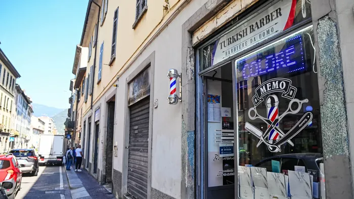 Como, gli punta un coltello alla gola e gli chiede i soldi