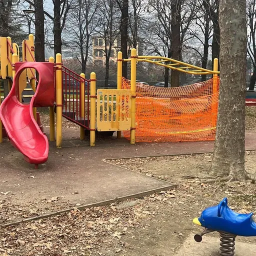 Como, città senza giochi: «Dove portiamo i nostri bambini?»