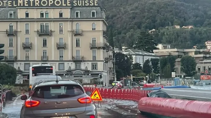 Lungolago ancora allagato, si procede a fatica: code da Blevio