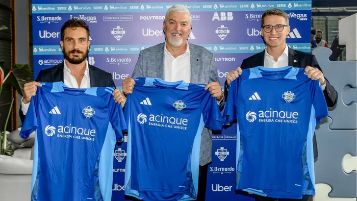 Il logo di Acinque sulle maglie da allenamento del Como 1907