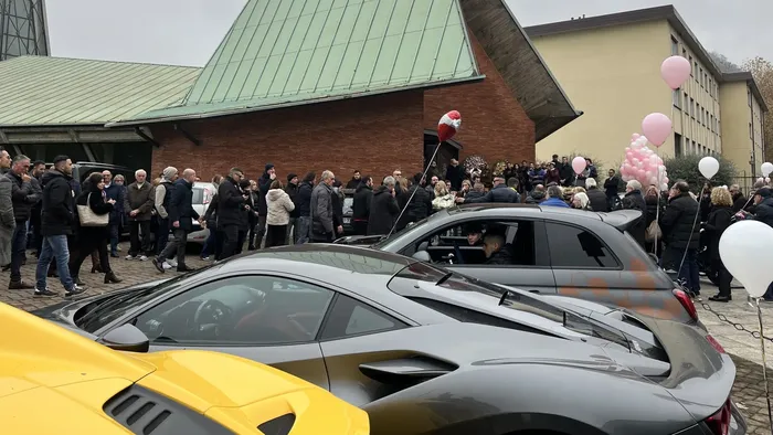 Folla e rombi delle auto per il funerale di Deborah Vanini