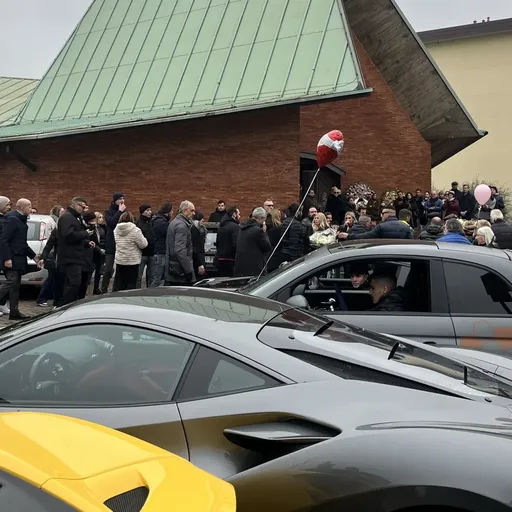 Folla e rombi delle auto per il funerale di Deborah Vanini