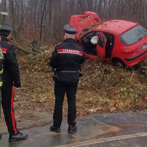 Carbonate, auto fuori strada: giovane ferita - Cronaca