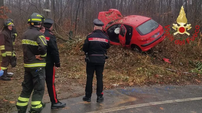 Carbonate, auto fuori strada: giovane ferita - Cronaca