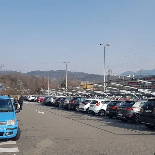 Como, troppe auto in sosta lunga al posteggio della Lidl