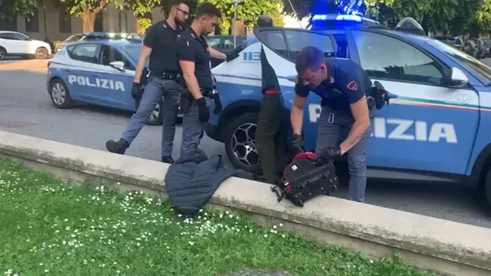 Ruba vestiti e occhiali, preso in piazza Roma
